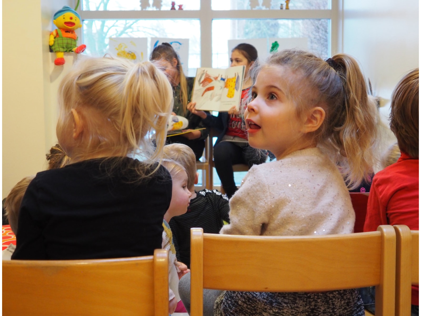 Kinderen een en al oor tijdens Voorleesontbijt - Stichting Kinderopvang ...