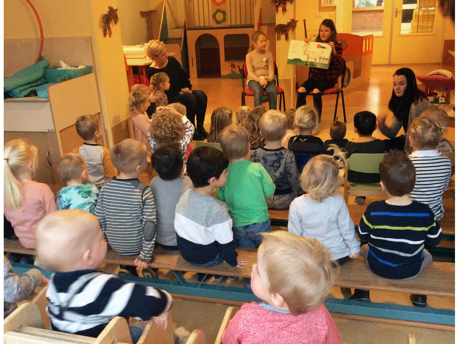 Kinderen een en al oor tijdens Voorleesontbijt - Stichting Kinderopvang ...